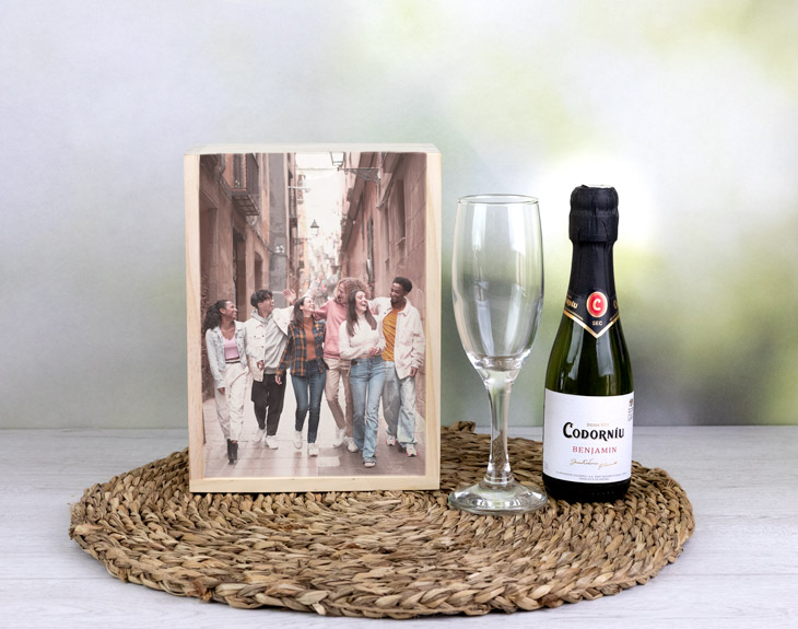 Personalised wooden box with mini cava and glass - MadeinGift